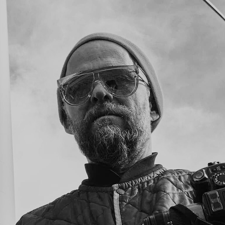 Piotr Wyrzykowski | Runner 2.1. Czterokanałowa instalacja performatywna